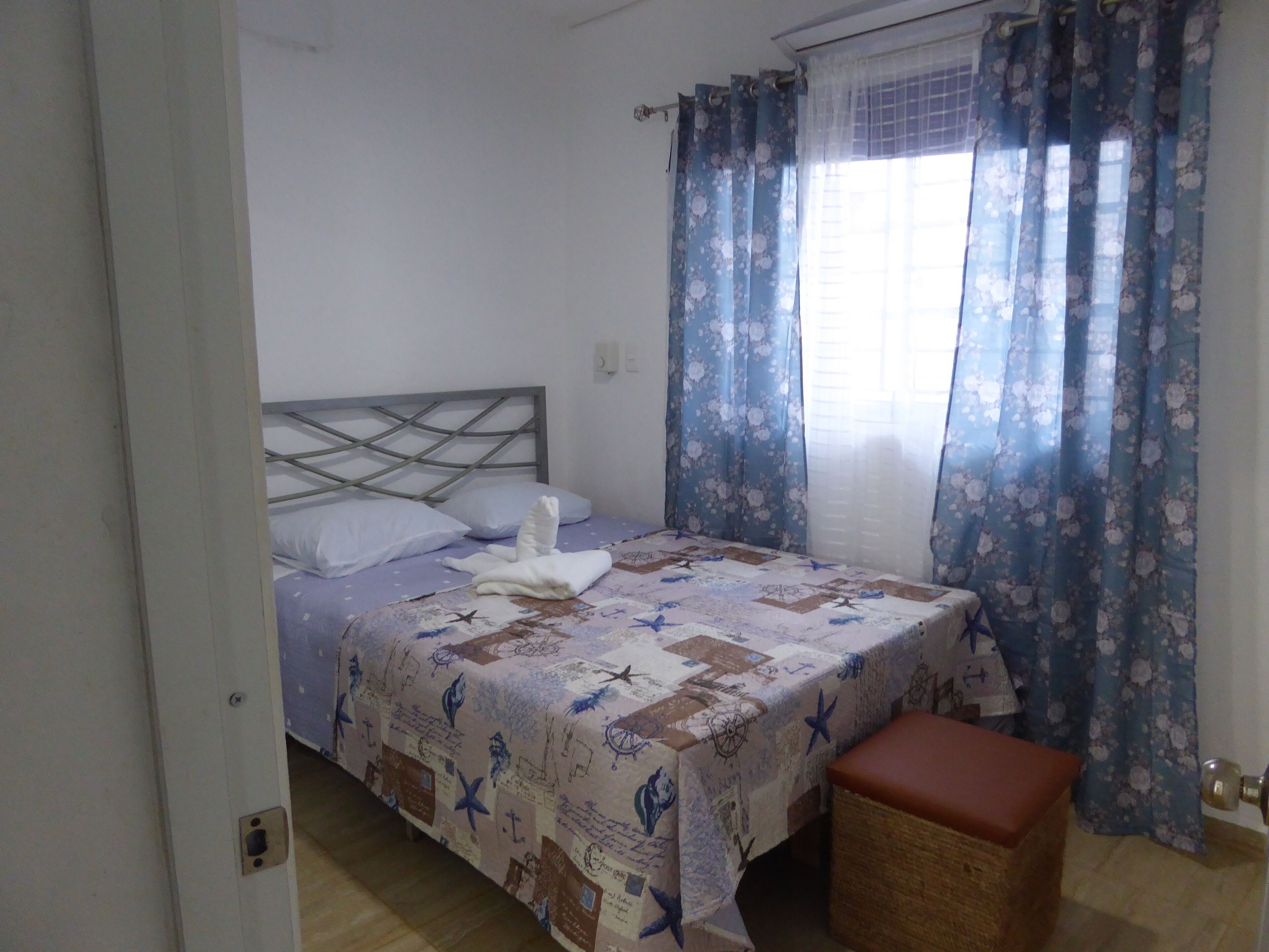 Edredões de penas, cofre no quarto 