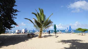 Na praia, praia de areia branca