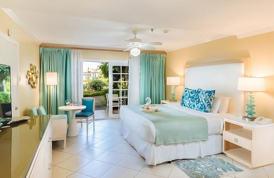 Luxury Beach Retreat | Pool View | Private Balcony | Free Parking | - Saint Lucia