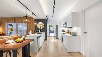 Villa de Luxo | Cozinha privada | Um frigorífico/congelador grande, um micro-ondas, uma placa de cozinha