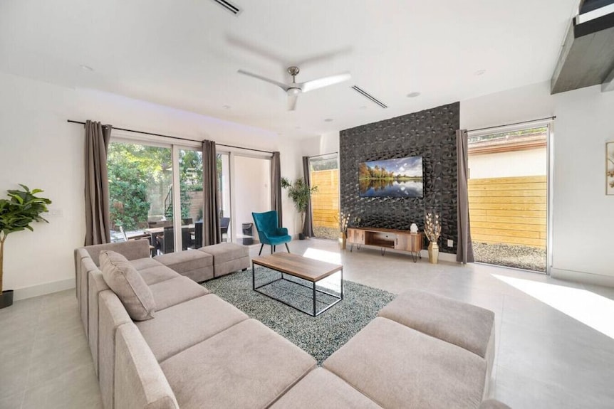 Luxury Home With 2 Pools Near The Beach - Fort Lauderdale, FL