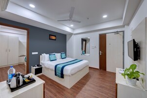 Quarto família | Cofres nos quartos, escrivaninha, cortinas blackout