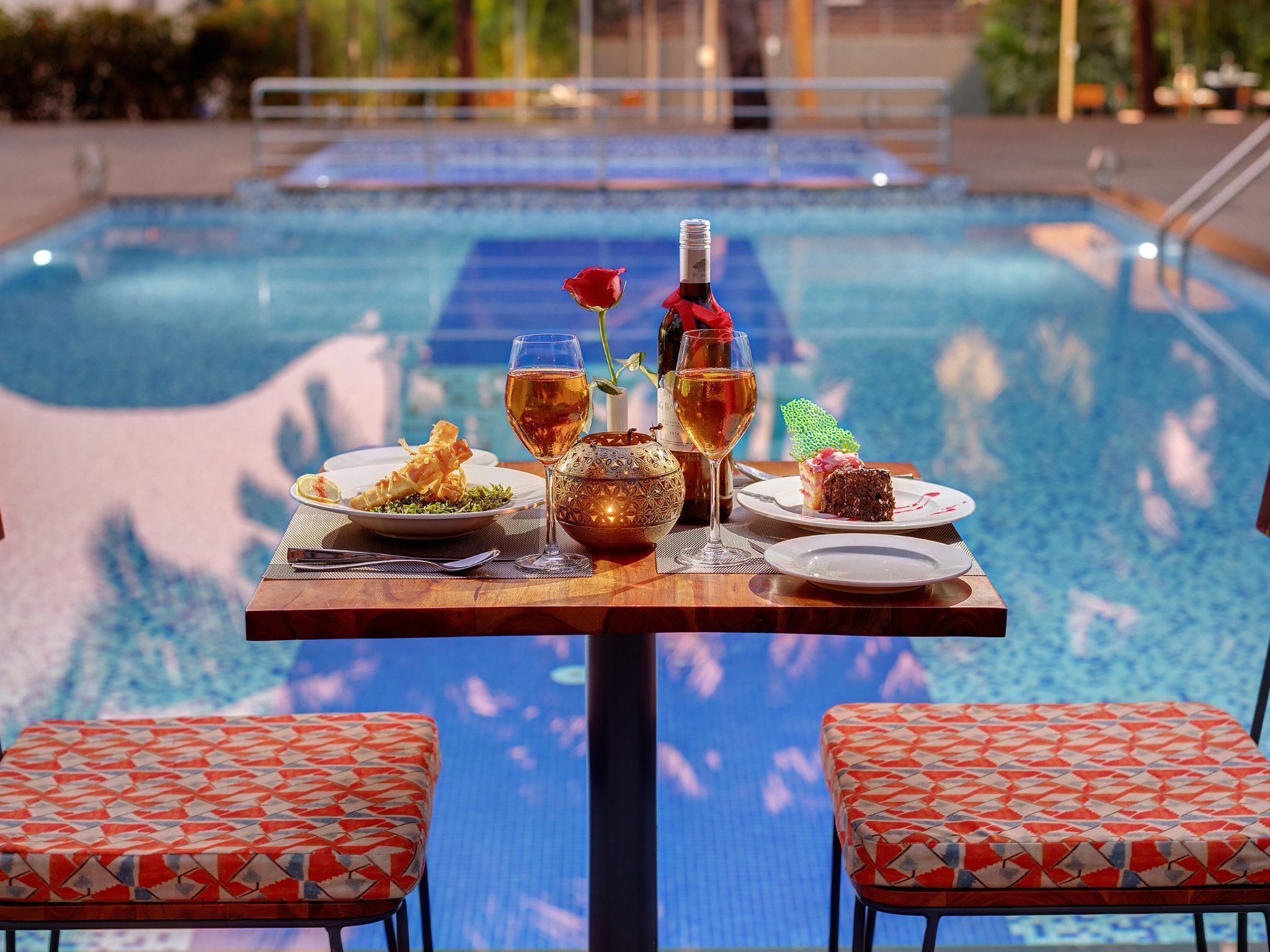 Piscina exterior, espreguiçadeiras 