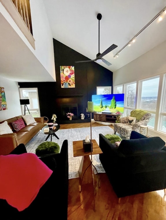 City And Lake Views With Jacuzzi Tub - Syracuse, NY