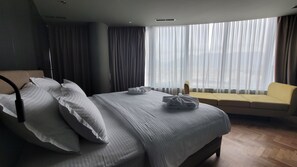 Suíte estúdio empresarial | Camas com colchões de espuma com sistema de memória, frigobar