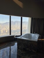 Suíte estúdio presidencial | Camas com colchões de espuma com sistema de memória, frigobar