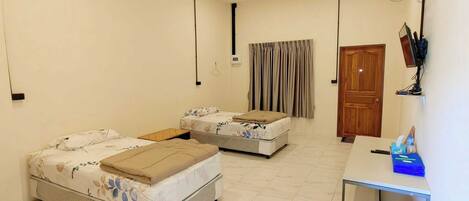 Quarto casal ou duplo conforto, 2 camas de solteiro, para não fumantes | Escrivaninha