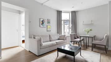 Apartamento Superior | Sala de estar | Smart TV de 43 polegadas com canais por cabo