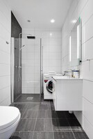 Apartamento Superior | Casa de banho | Um polibã, um chuveiro fixo, produtos de higiene exclusivos