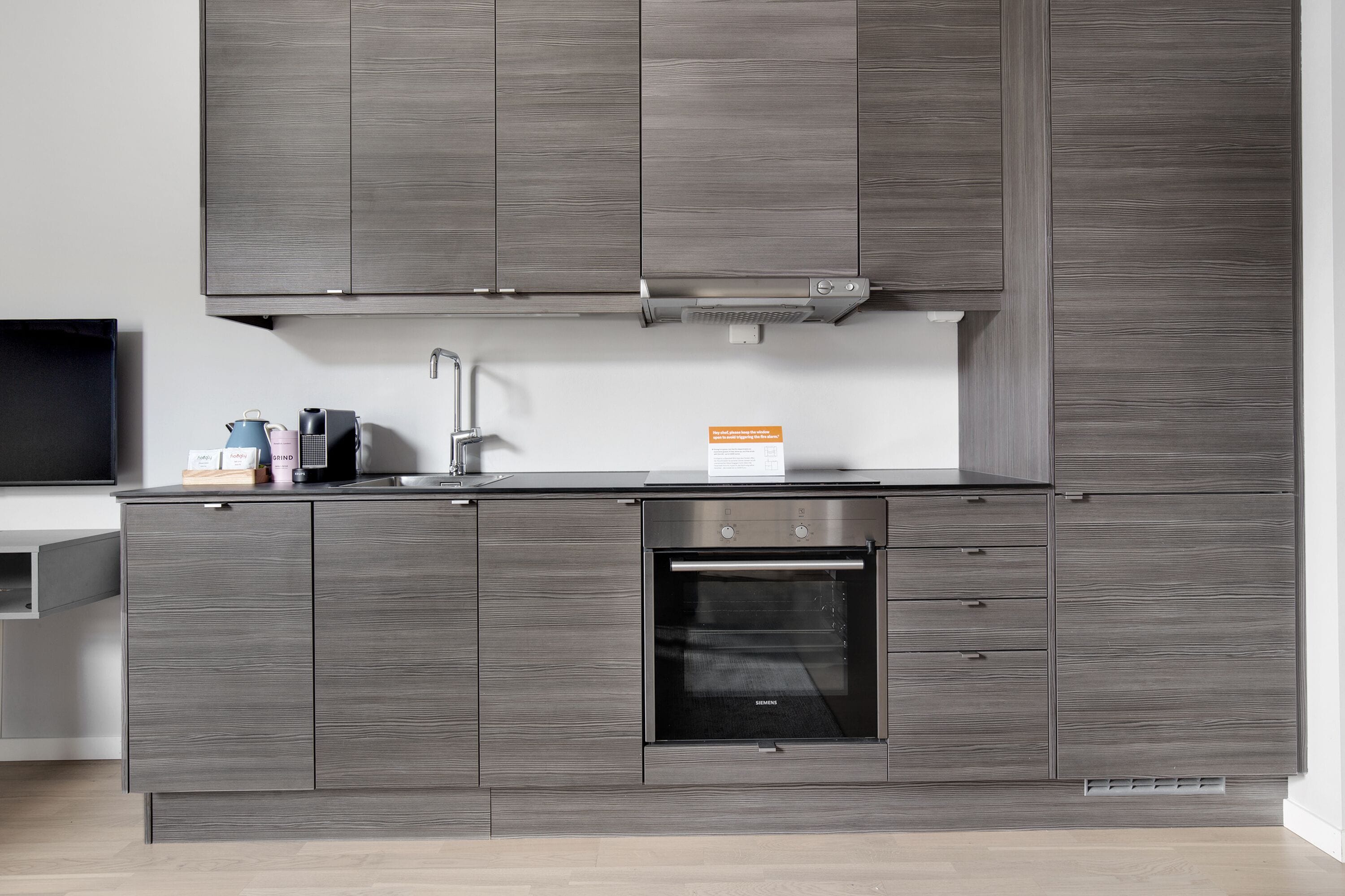 Apartamento Superior | Cozinha privada | Um frigorífico, um forno, uma placa de cozinha 