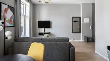 Apartamento, sacada | Área de estar | Smart TV 43 polegadas com canais a cabo