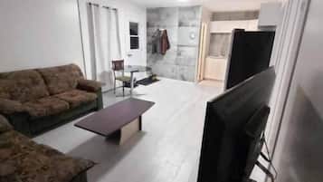 Appartement de deux chambres à coucher | Sala de estar | Televisor LED de 42 polegadas com canais digitais, televisor