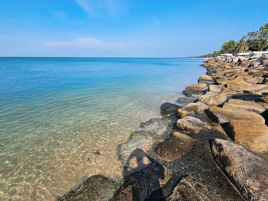 Perto da praia, espreguiçadeiras, toalhas de praia, 2 bares na praia