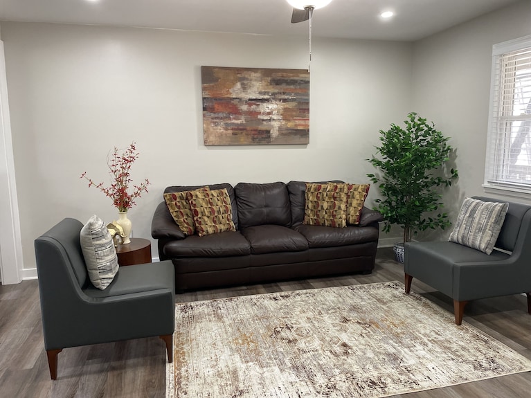 Amazing House 3 Min To Lake Lanier Sleeps 6 - Cumming, GA