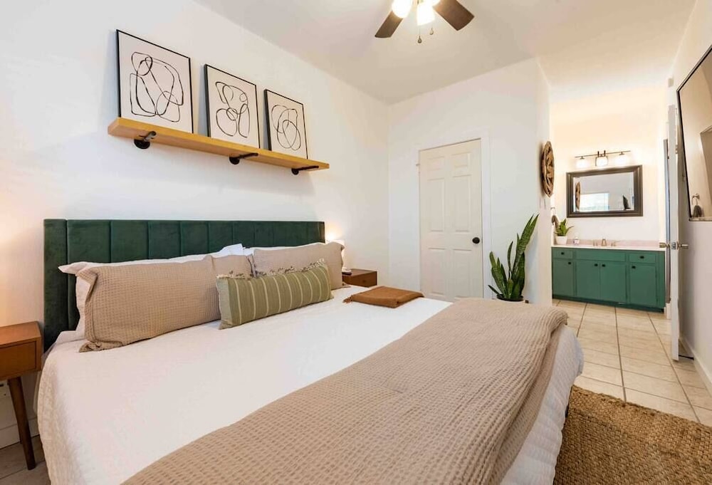Mid-century Austin Escape! Long Term Discounts! - Austin, TX