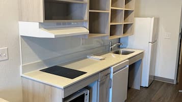 Suite, 1 cama queen-size, não fumadores (Roll-in Shower) | Kitchenette privada | Um frigorífico/congelador grande, um micro-ondas, uma placa de cozinha