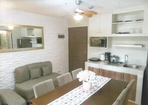 Apartamento Deluxe em Condomínio Fechado | Sala de estar | Smart TV de 55 polegadas com canais por cabo, televisor 