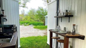 Um frigorífico, um micro-ondas, uma chaleira elétrica, uma torradeira