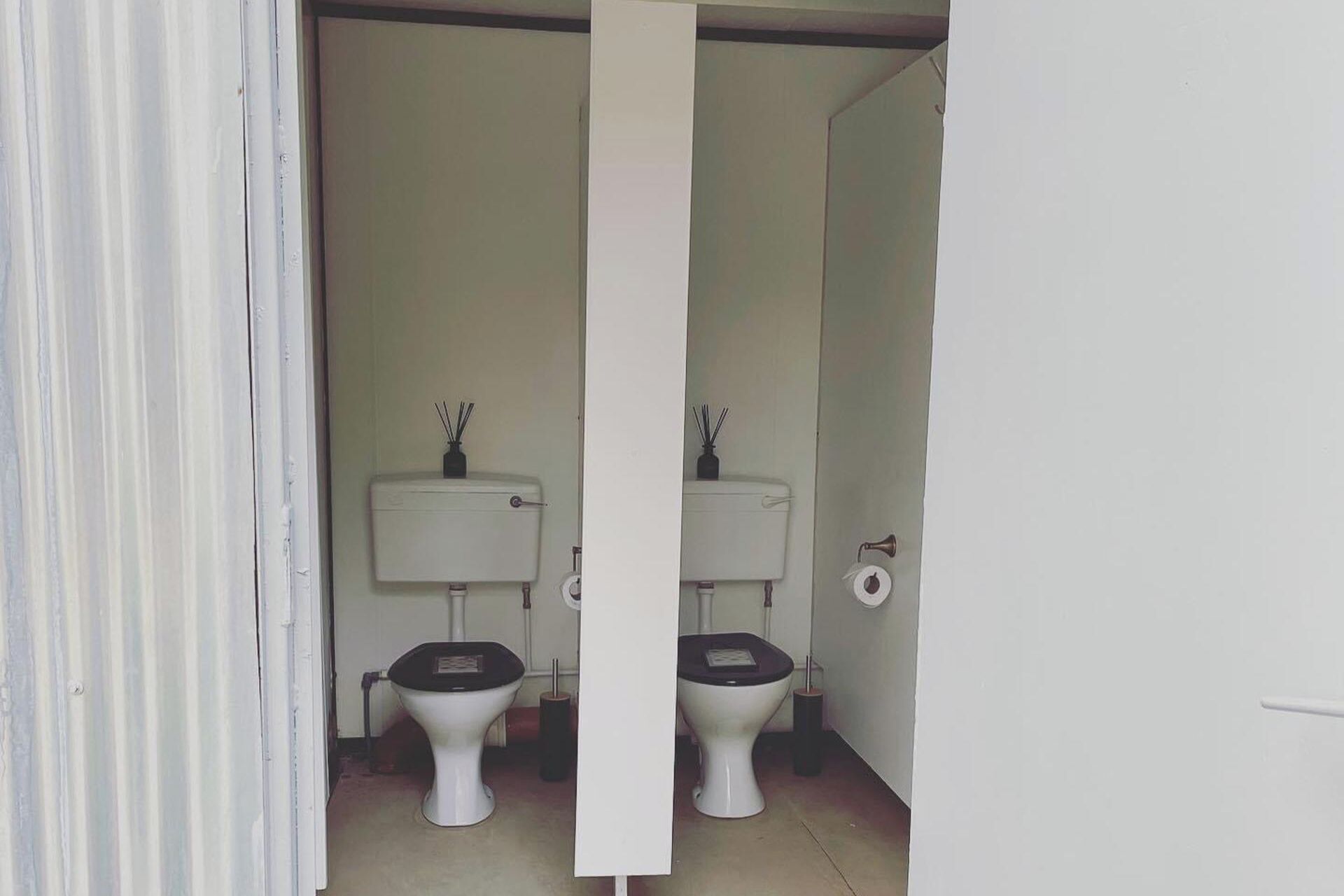 Um polibã, um secador de cabelo, toalhas fornecidas 