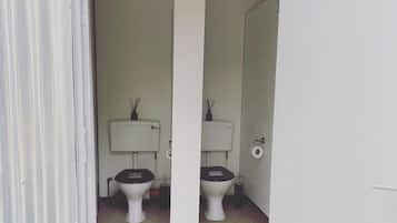 Um polibã, um secador de cabelo, toalhas fornecidas