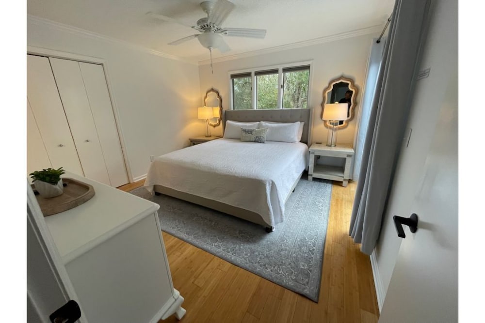 July 26 - Aug 2 Available! Royal James Upper Unit, Loft + 2 Golf Carts & Pool - Bald Head Island, NC