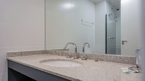 Estúdio Exclusivo | Casa de banho | Um polibã, um secador de cabelo, toalhas fornecidas, sabão 