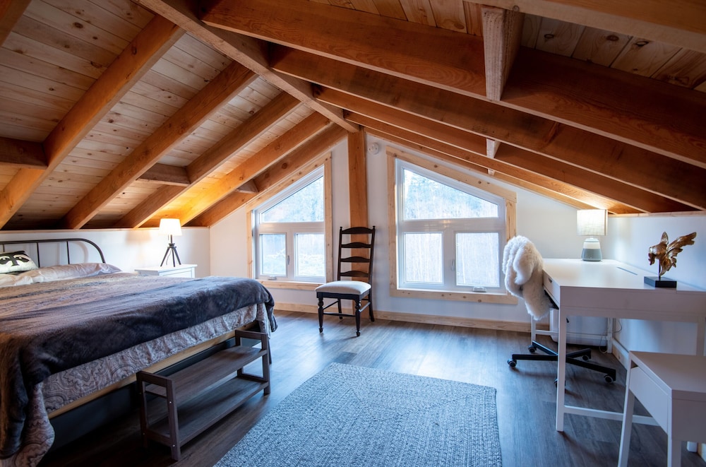 Entire Cabin, Fully Equipped, Across from the water. Fisherman approved ...