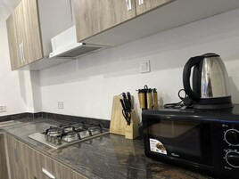 Apartamento conforto | Cozinha privada | Frigobar, micro-ondas, cooktop, chaleira elétrica