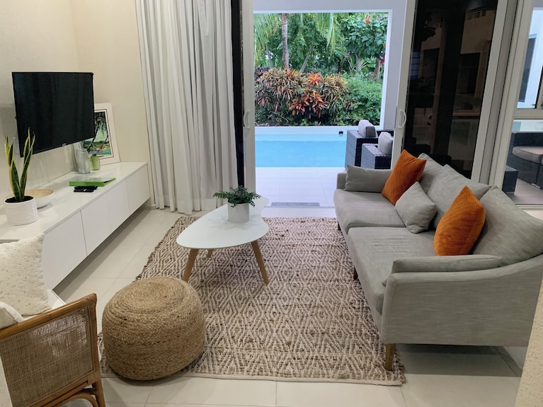 Stunning 3 Bedroom Townhouse, 5 Minute Walk To Dover Beach And The Gap. - Bridgetown