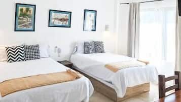 Quarto Duplo, 2 camas de casal | Secretária adequada para computadores portáteis