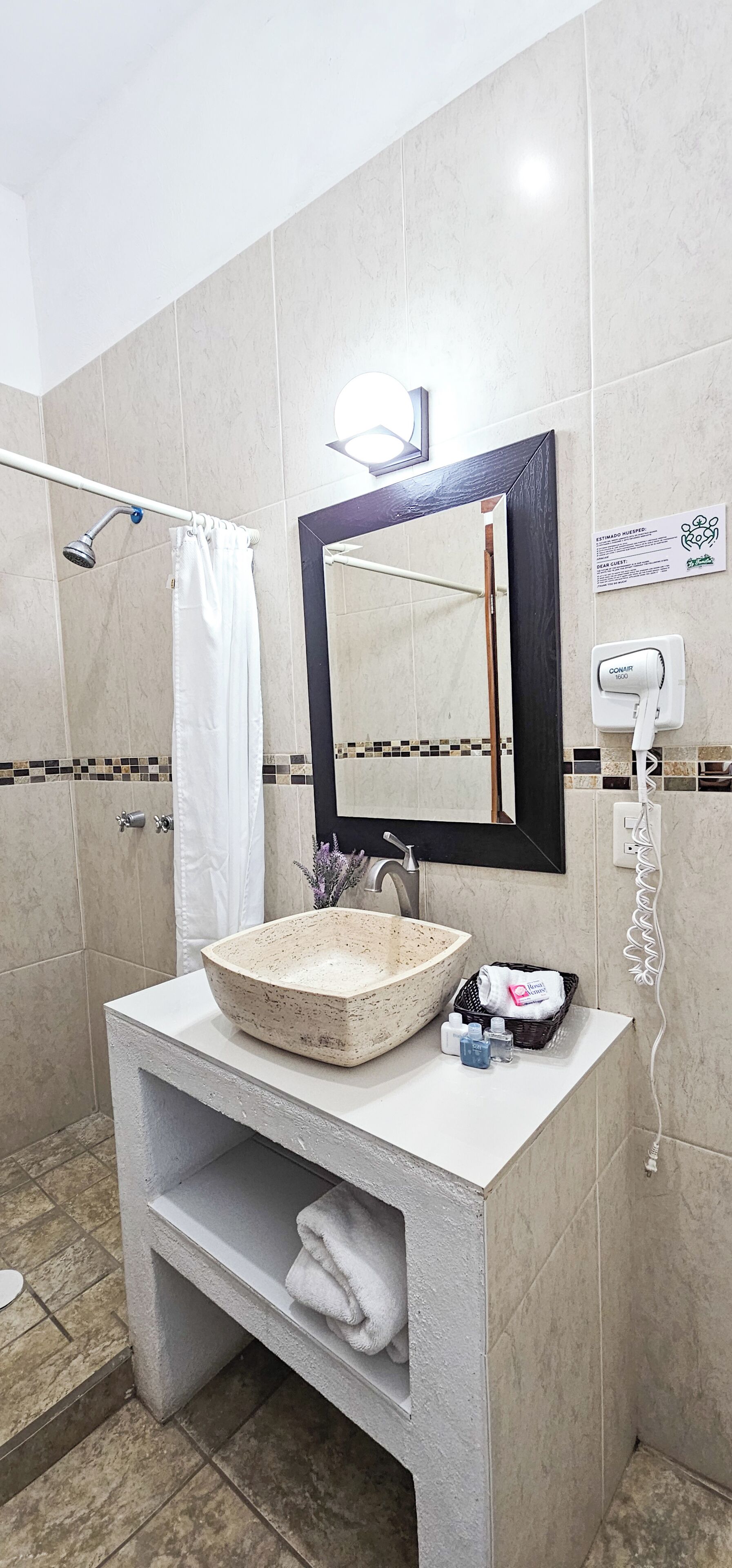 Quarto Twin Standard | Casa de banho | Um polibã, artigos de higiene pessoal grátis, um secador de cabelo 