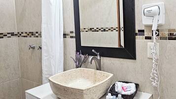 Quarto Twin Standard | Casa de banho | Um polibã, artigos de higiene pessoal grátis, um secador de cabelo