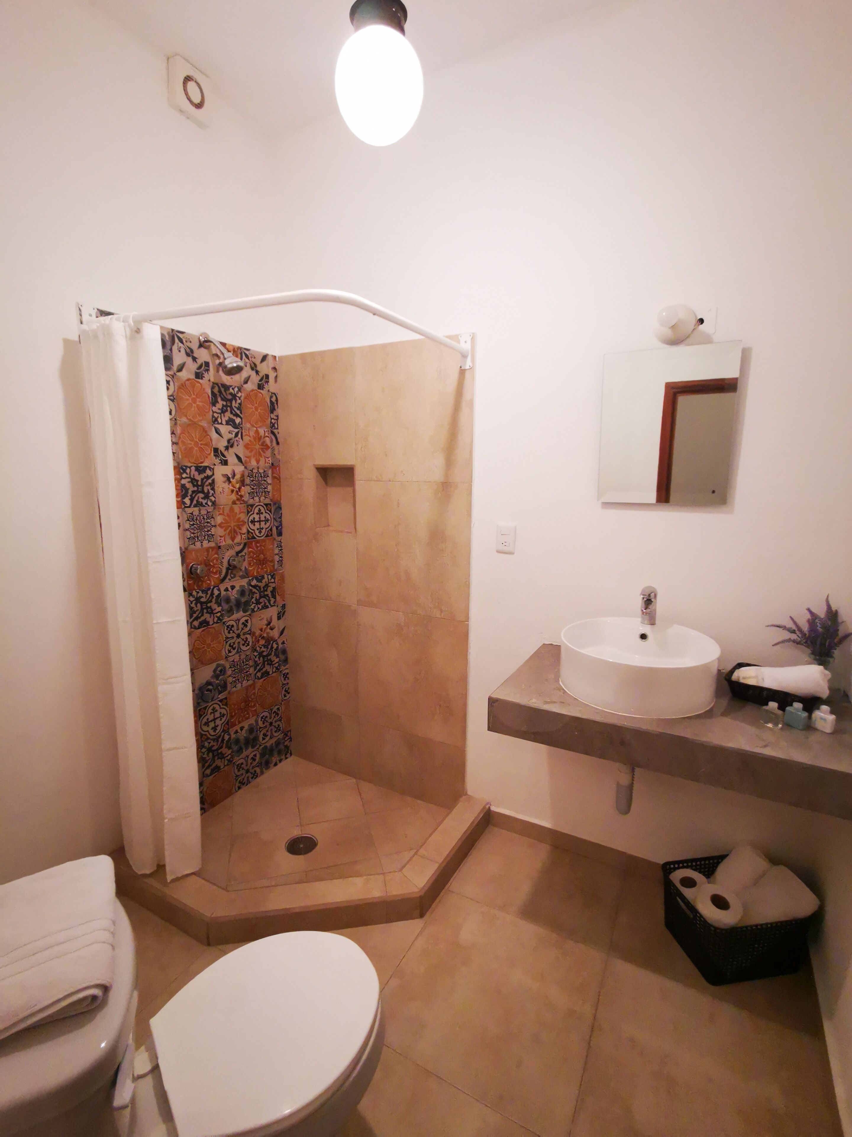 Quarto Standard, 1 cama king-size | Casa de banho | Um polibã, artigos de higiene pessoal grátis, um secador de cabelo 