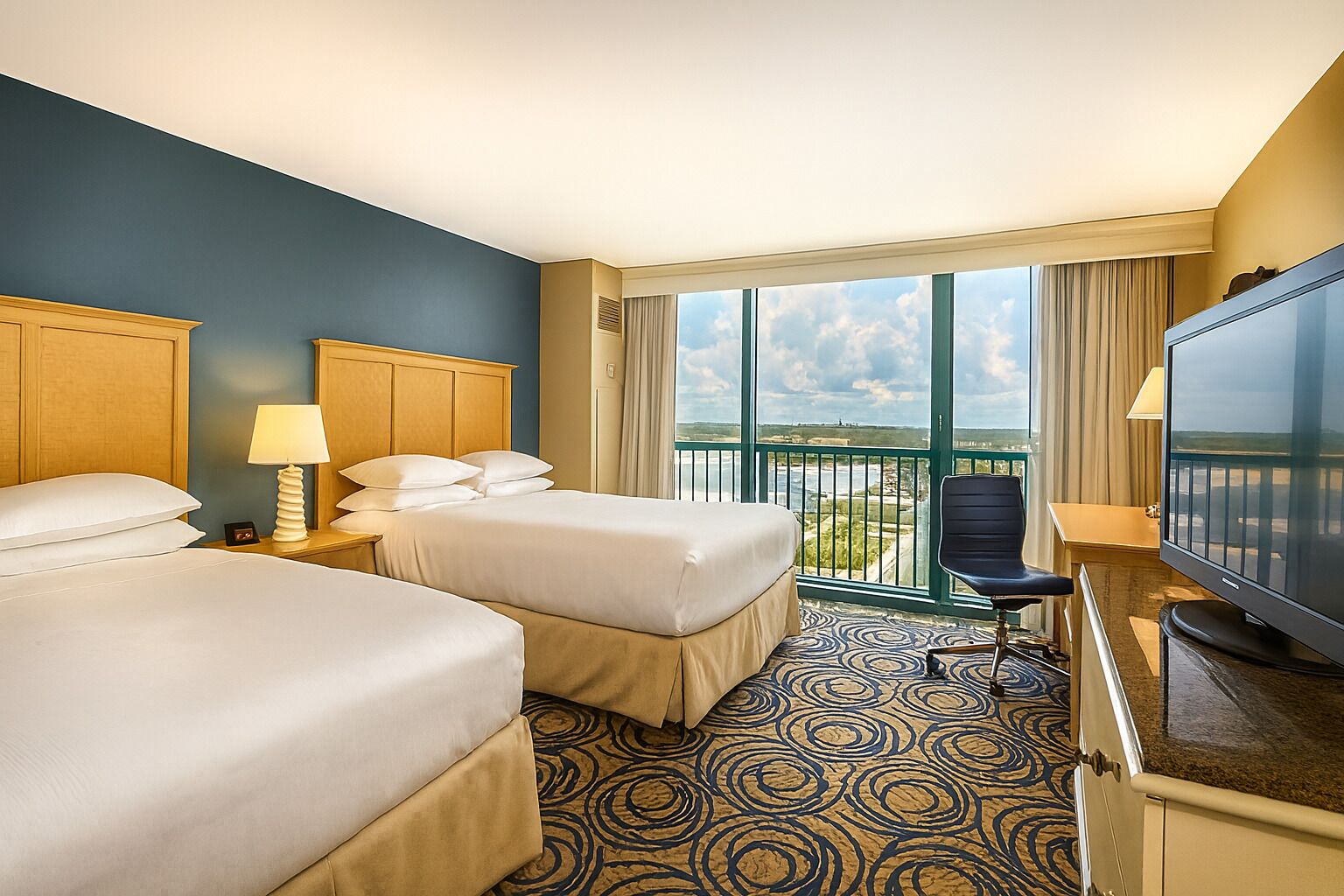 Friends And Family Daytona Getaway! Four Units! 2 Onsite Pools & Spa, Parking - Ormond Beach, FL