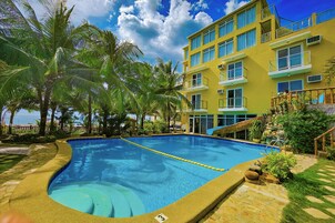 Piscina externa, funciona das 7h às 22h, guarda-sóis