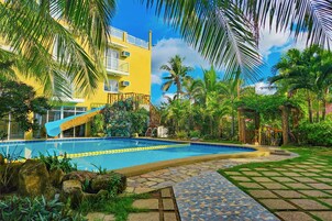 Piscina externa, funciona das 7h às 22h, guarda-sóis