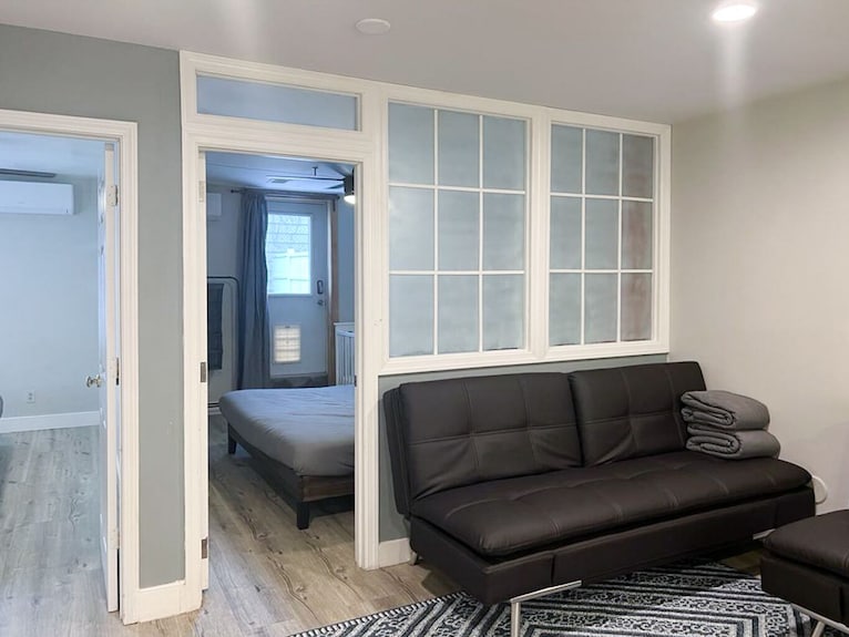 Washer Dryer King Beds Crib Nyc&ewr 6ppl - Seagate Beach, Brooklyn