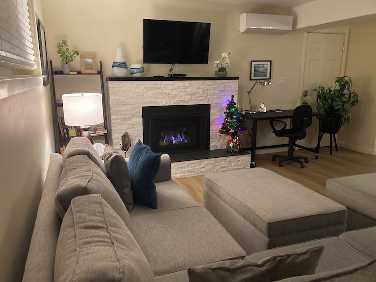 Bright Poolside 2 Bed, 2 Bath Walkout Basement Suite - Penticton