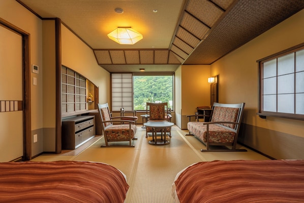 Um quarto em estilo japonês tradicional, com tatames, móveis de madeira baixos e portas deslizantes.