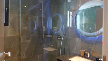 Quarto triplo luxo, vista para o mar | Banheiro | Produtos de toalete grátis, secador de cabelo, chinelos, bidê