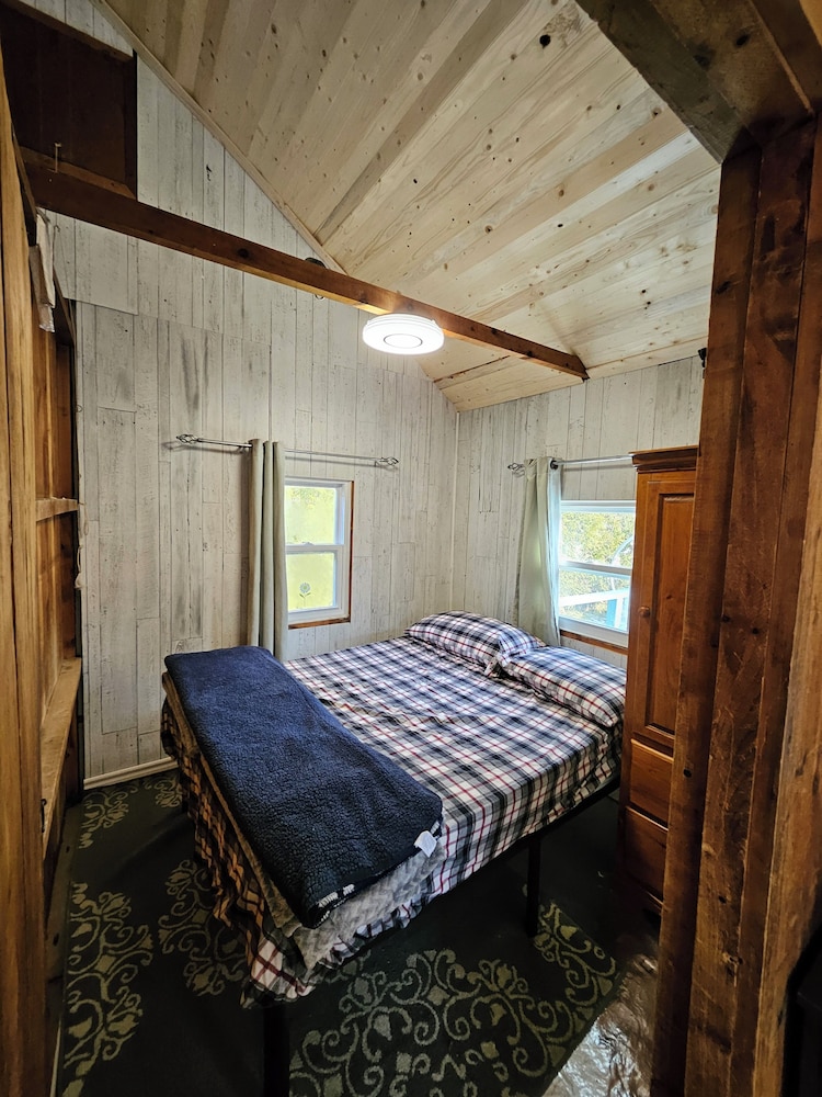 Newly Renovated 2 Bedroom Cabin - Sandy Beach/firepit/boating & More - Kawartha Lakes