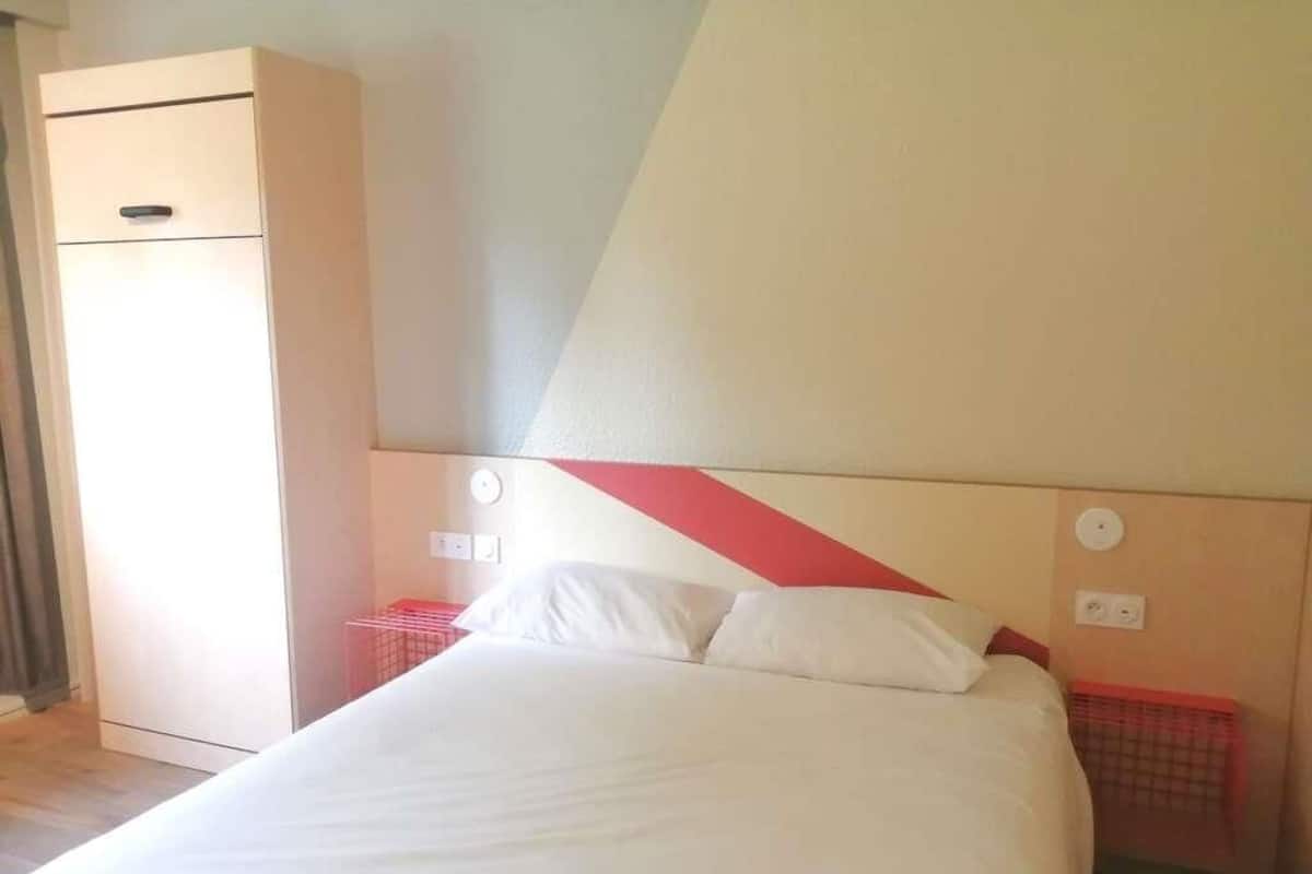 Quarto casal standard, várias camas | Escrivaninha, quartos à prova de som, Wi-Fi de cortesia, roupa de cama