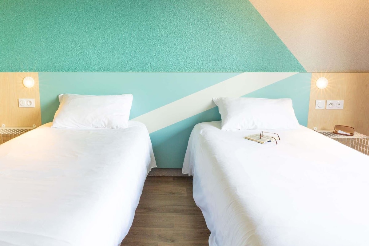 Quarto standard, 2 camas de solteiro | Escrivaninha, quartos à prova de som, Wi-Fi de cortesia, roupa de cama