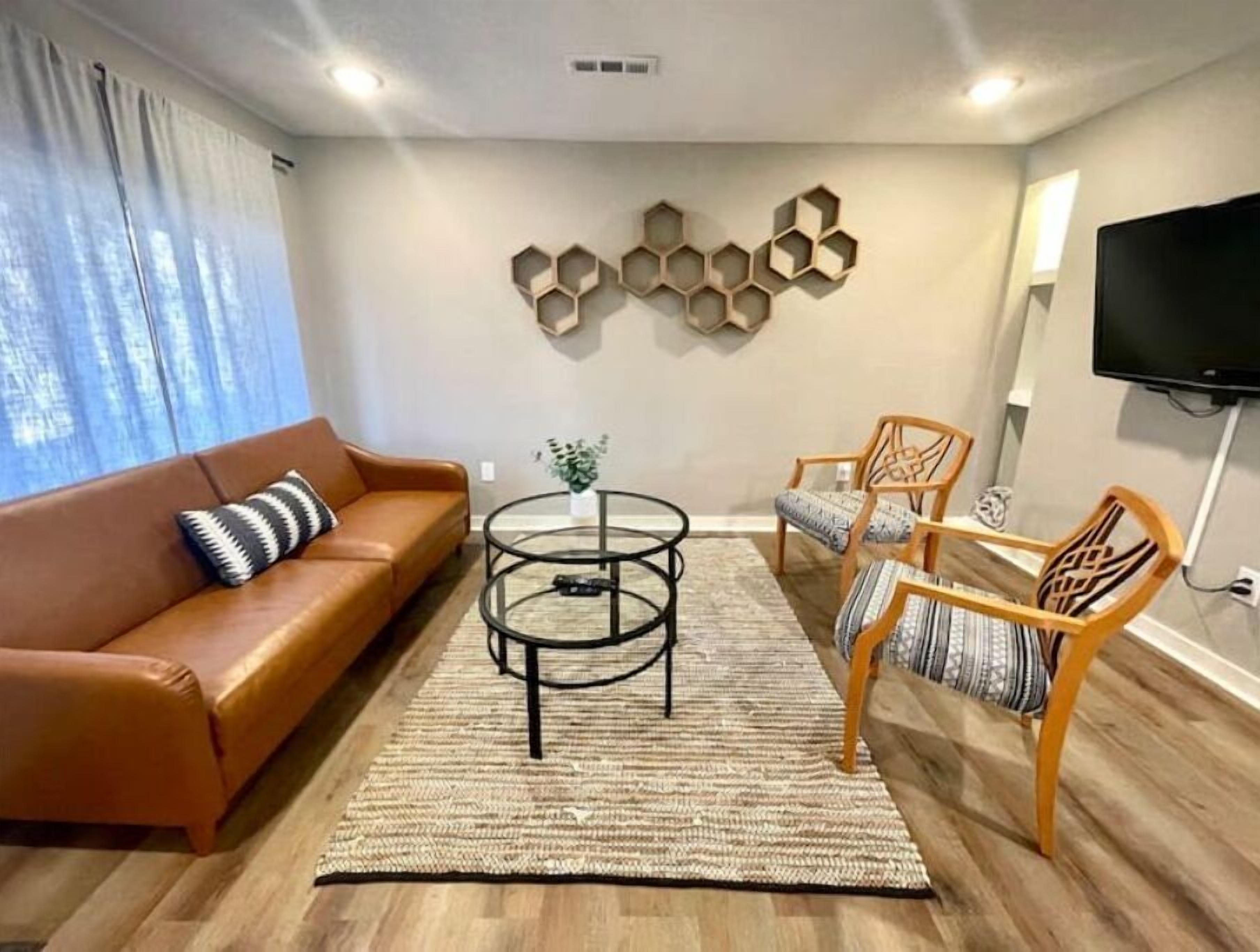 Stylish, Modern, Remodeled : Central Location - Lowell, AR