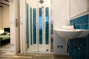 Quarto Deluxe | Casa de banho | Um secador de cabelo, um bidé, toalhas fornecidas, sabão