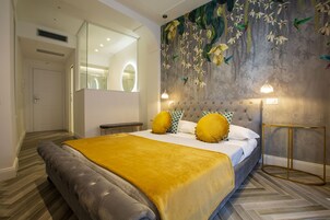 Quarto romântico | Escrivaninha, quartos à prova de som, Wi-Fi de cortesia