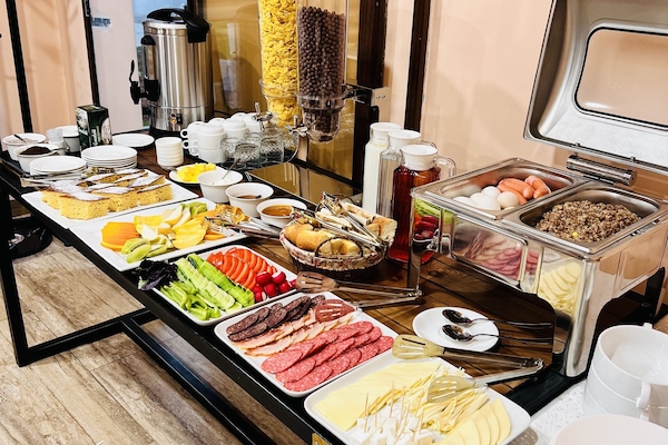 Café da manhã com buffet todos os dias mediante uma taxa