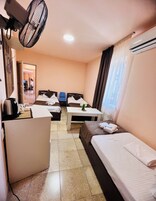 Quarto triplo elite | Escrivaninha, cortinas blackout, ferros/tábuas de passar roupa