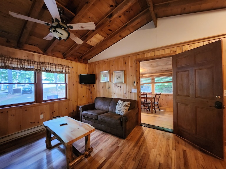 Snowshoe Hare Cabin At The Adirondack Lodge - 5 Mins To Lake George Village - Adirondack Mountains
