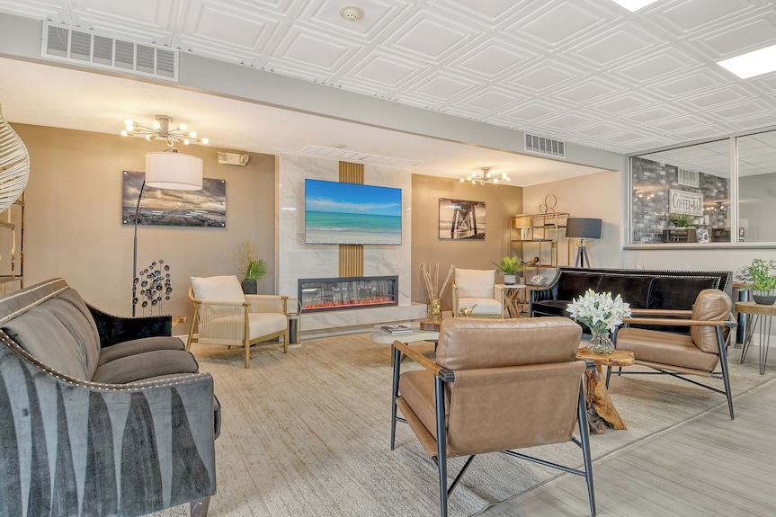 All-new, Ground-floor, Huge Pool, Tiki Bar & Grill - Longboat Key, FL